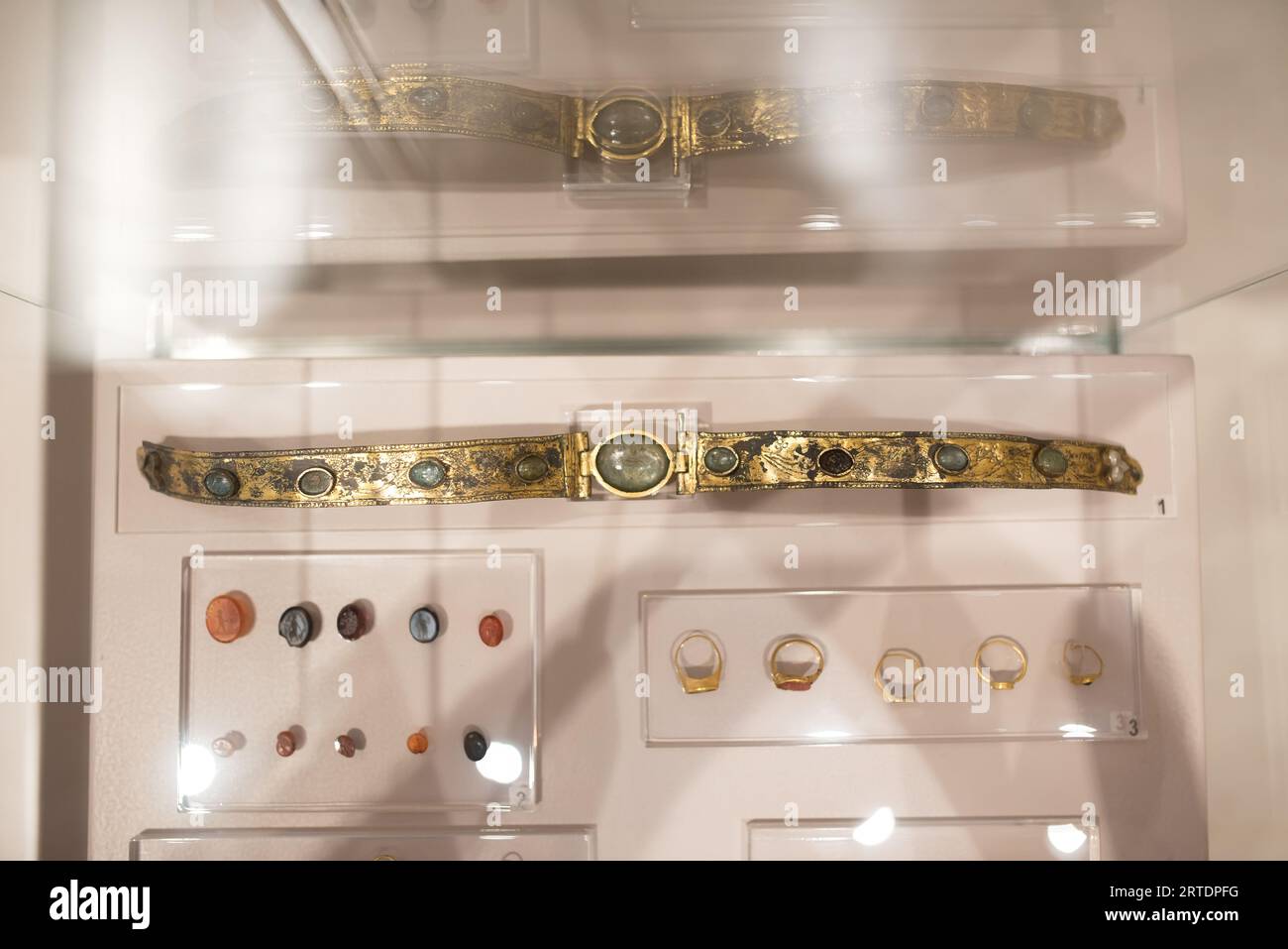 Ancient Minoan gold jewellery on display in the museum Stock Photo - Alamy