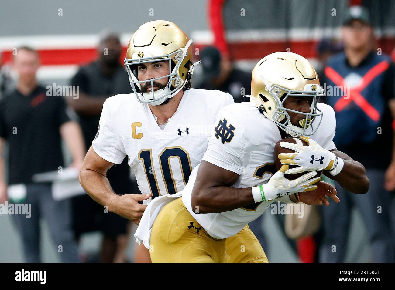 Notre Dame quarterback Sam Hartman (10) hands the ball off to running ...