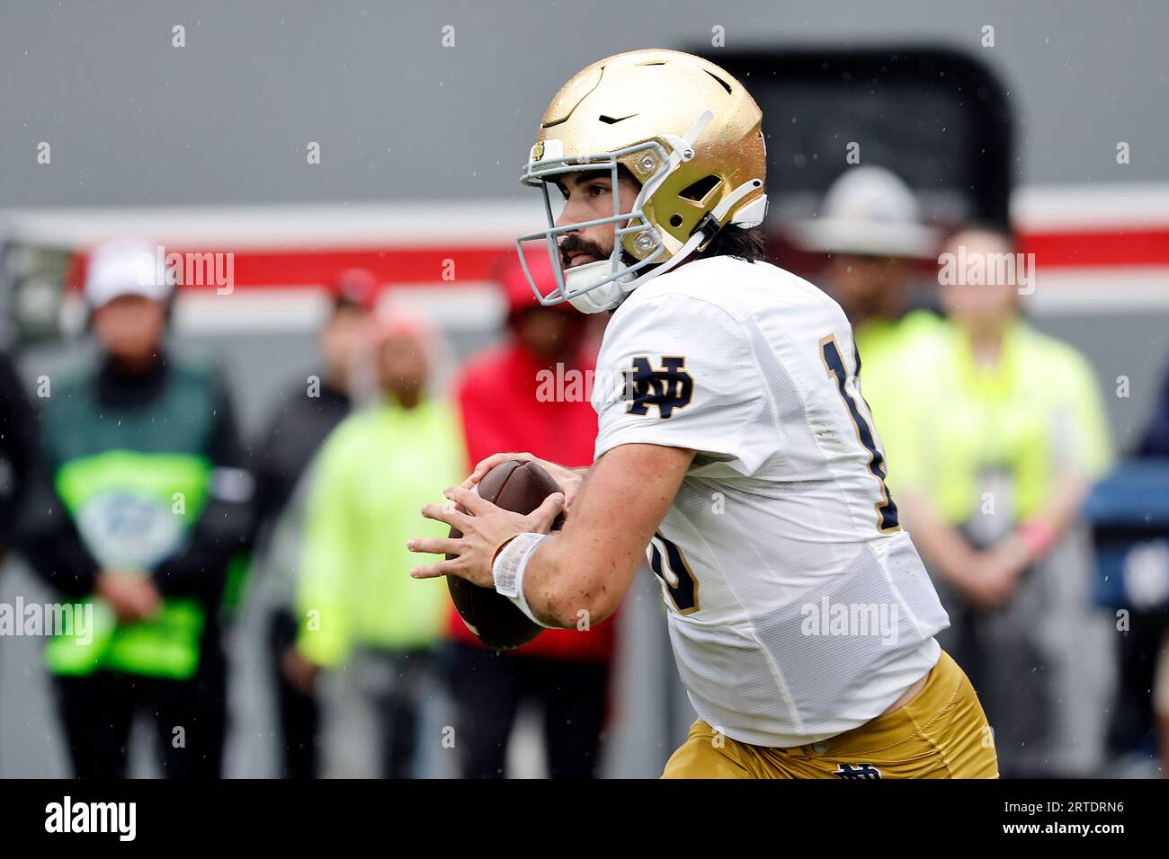 Notre Dame quarterback Sam Hartman (10) prepares to throw the ball ...
