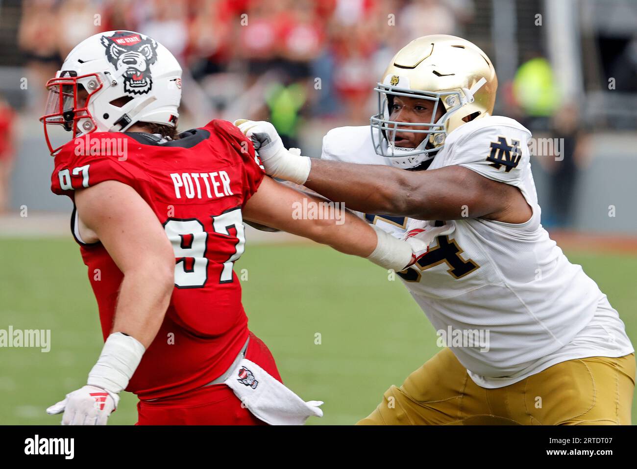 Notre Dame offensive lineman Blake Fisher (54) maintains the block on ...