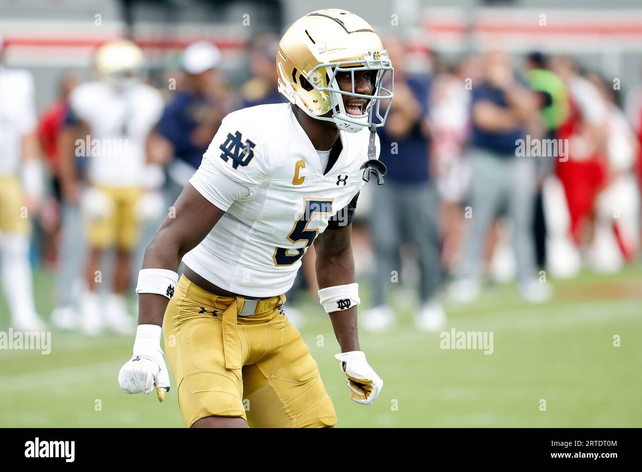 Notre Dame cornerback Cam Hart (5) waits for play to start against ...