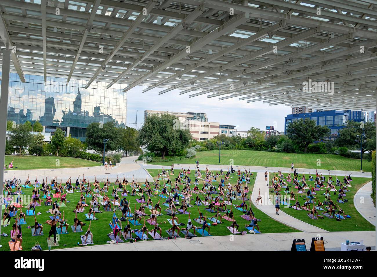 Outdoor Yoga Class at Waterloo Greenway Park in Austin, Texas Stock ...