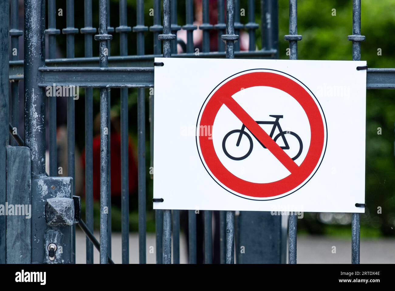Red bicycle on fence hi-res stock photography and images - Alamy