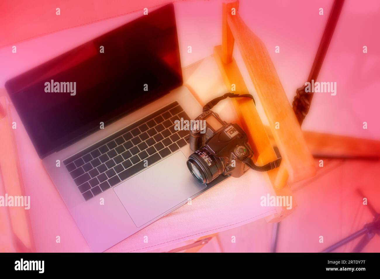 Film lighting directors chair hi-res stock photography and images - Alamy