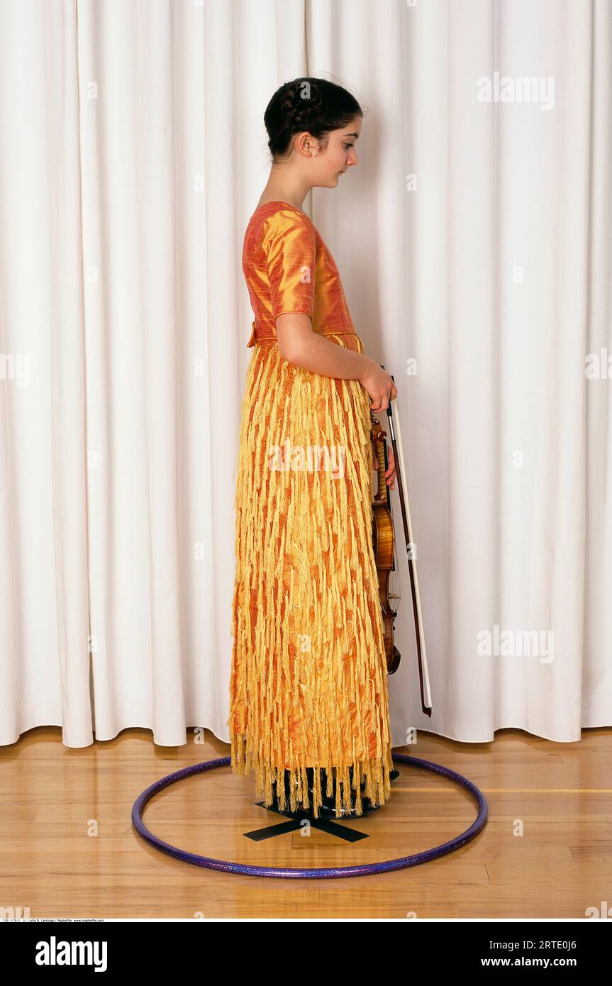 Female violinist portrait hi-res stock photography and images - Alamy