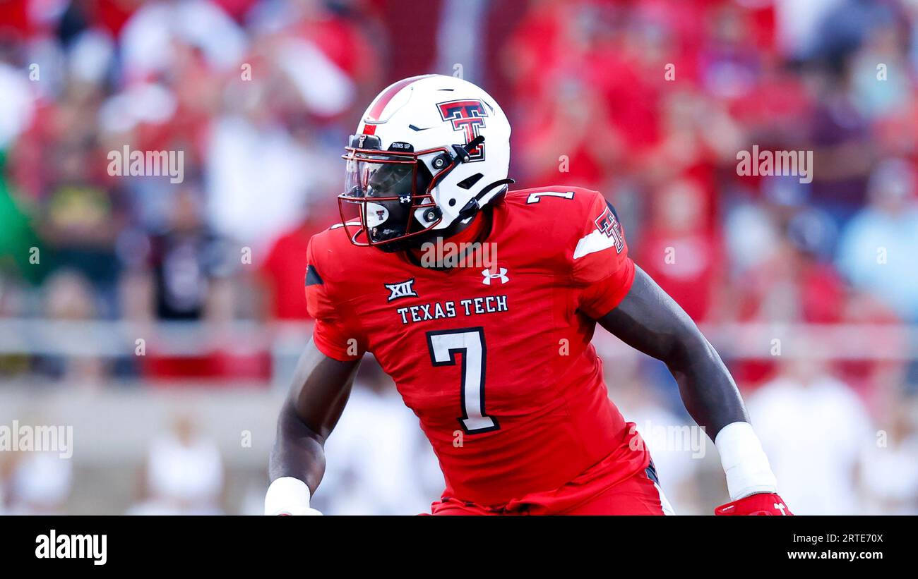 Texas Tech linebacker Steve Linton (7) runs for a ball carrier against Oregon during the first ...