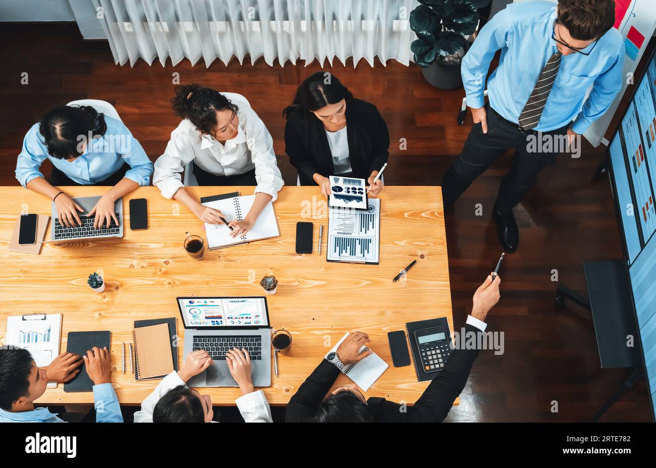 Panoramic top view project manager planning schedule for business task ...