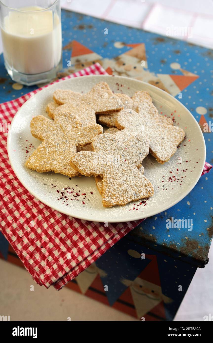 Angel shaped cookies hi-res stock photography and images - Alamy