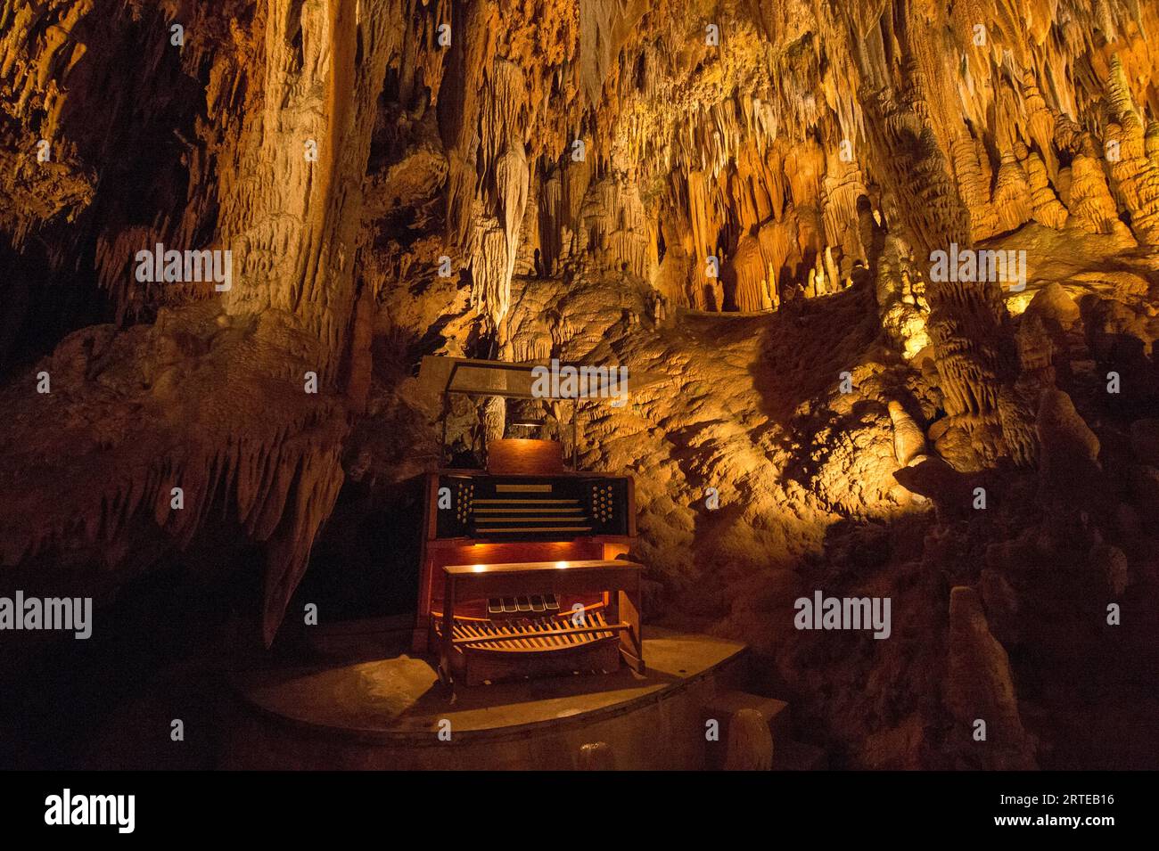 Illuminated Great Stalacpipe Organ in the Luray Caverns of Virginia ...