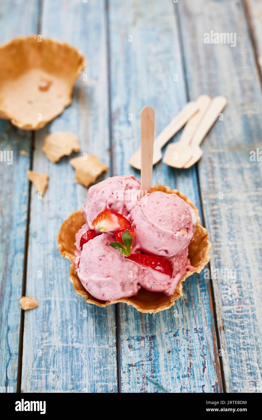 Strawberry yoghurt ice home hi-res stock photography and images - Alamy