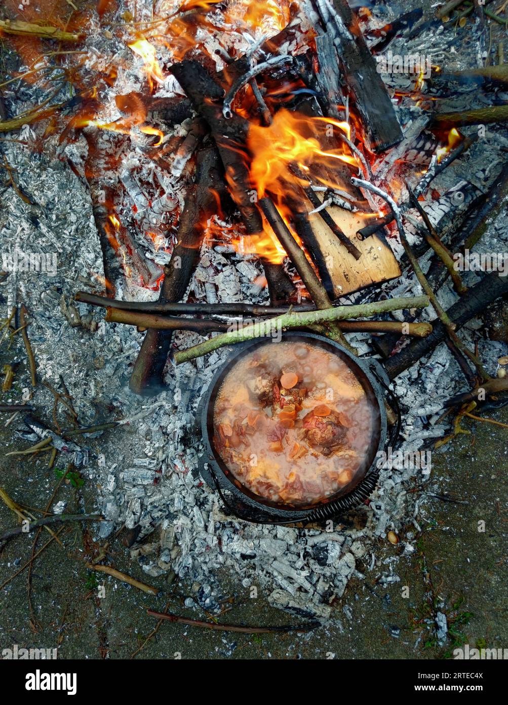 Dutch oven at the campfire Stock Photo - Alamy