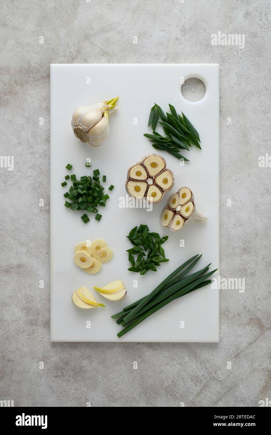 Chopping options for garlic and spring onions Stock Photo - Alamy