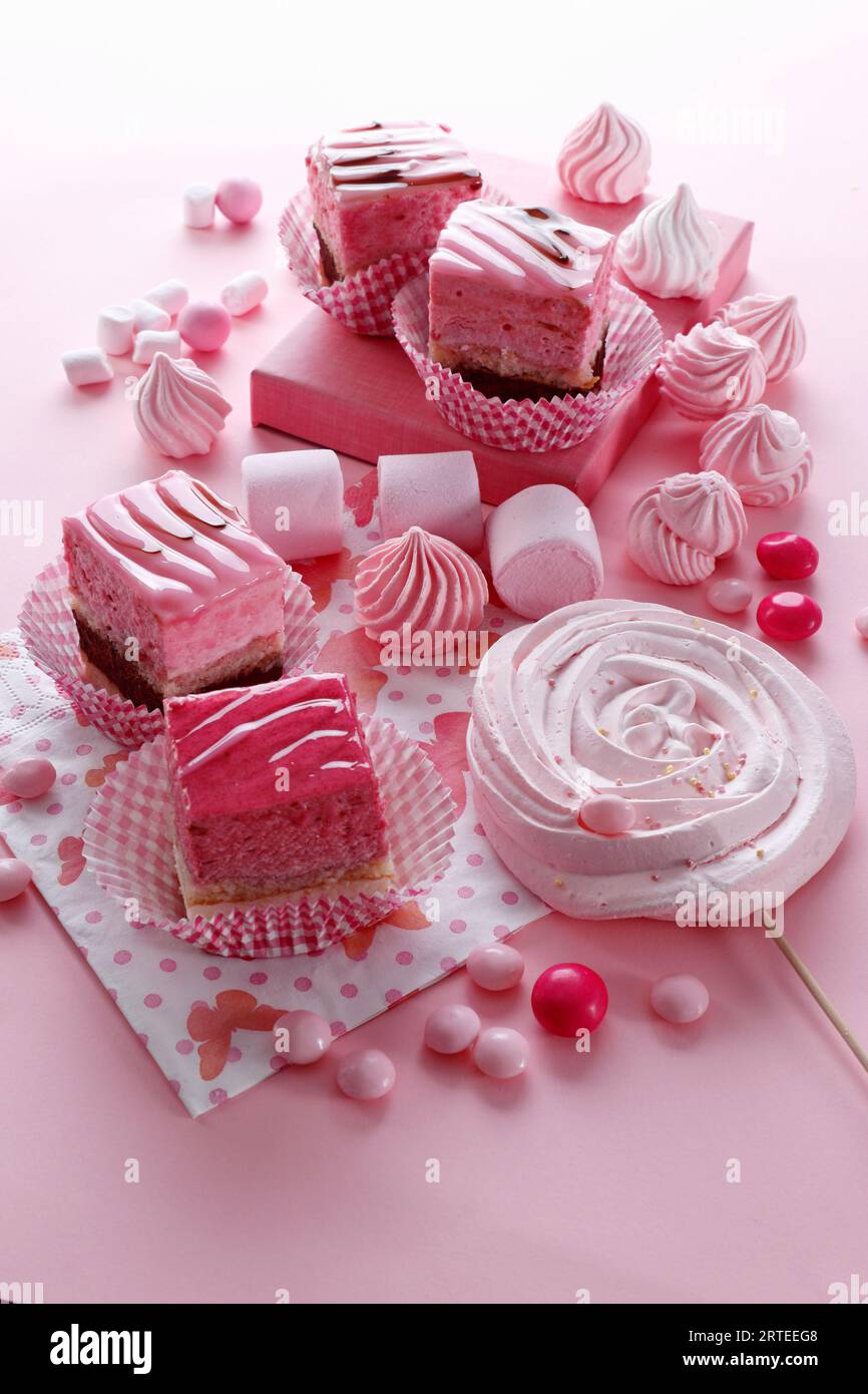 Soft pink meringues hi-res stock photography and images - Alamy