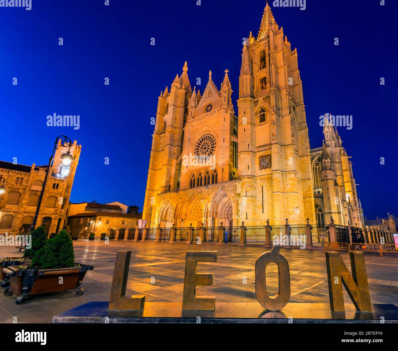 Leon Cathedral (Catedral de Léon), with the Leon City tourist street ...