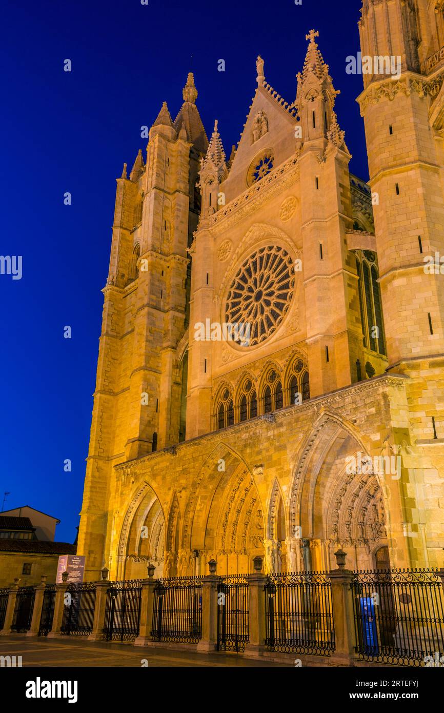 Close-up of the facade of the Leon Cathedral (Catedral de Léon), in ...