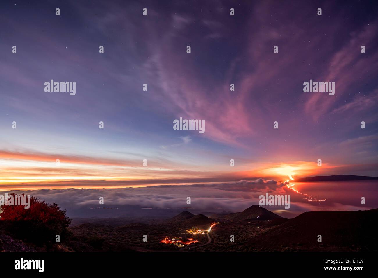 Stunning overview of the 2022 eruption and lava flow of Mauna Loa Volcano (Moku‘āweoweo, the ...