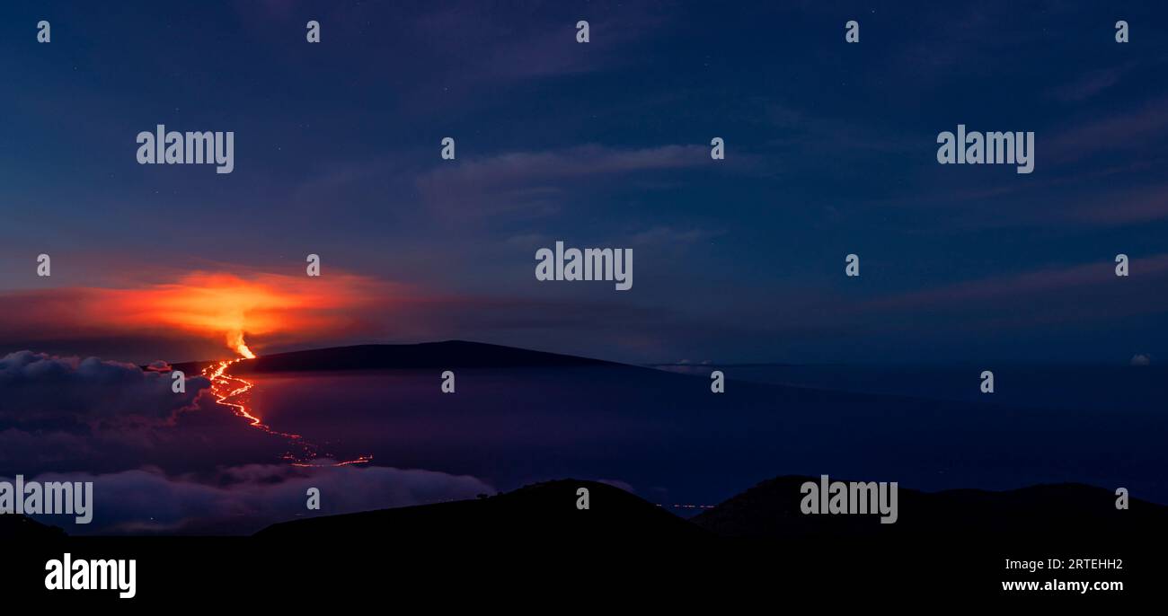 Stunning view of the 2022 eruption and lava flow of Mauna Loa Volcano (Moku‘āweoweo, the world's ...
