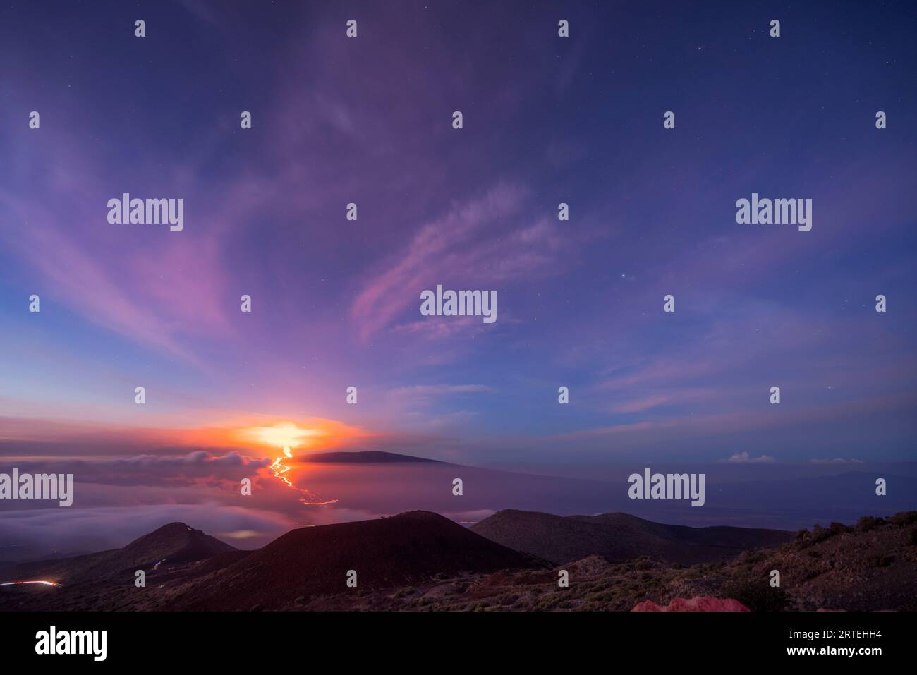 Stunning overview of the 2022 eruption and lava flow of Mauna Loa Volcano (Moku‘āweoweo, the ...