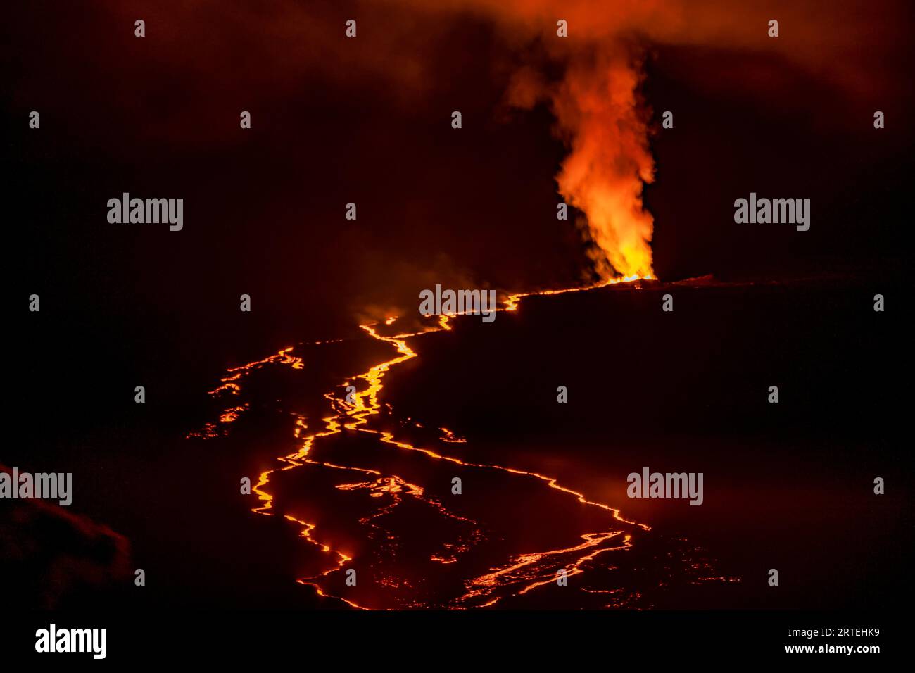 Fiery Lava flow of the 2022 eruption of Mauna Loa Volcano (Moku‘āweoweo ...