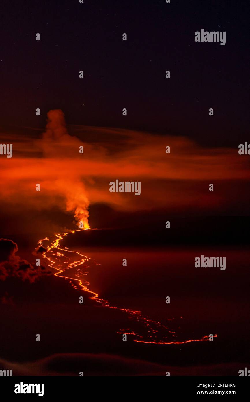 Fiery Lava flow of the 2022 eruption of Mauna Loa Volcano (Moku‘āweoweo, the world's largest ...