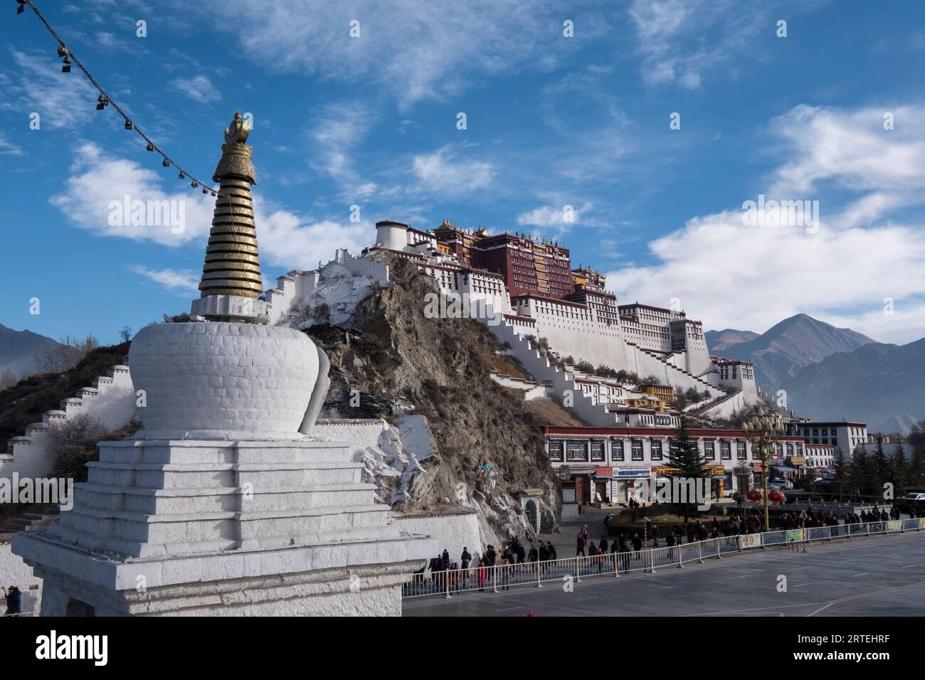 Unesco historic ensemble of the potala palace in lhasa hi-res stock ...