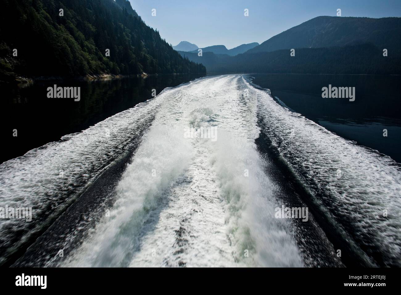 Wake of a boat hi-res stock photography and images - Alamy