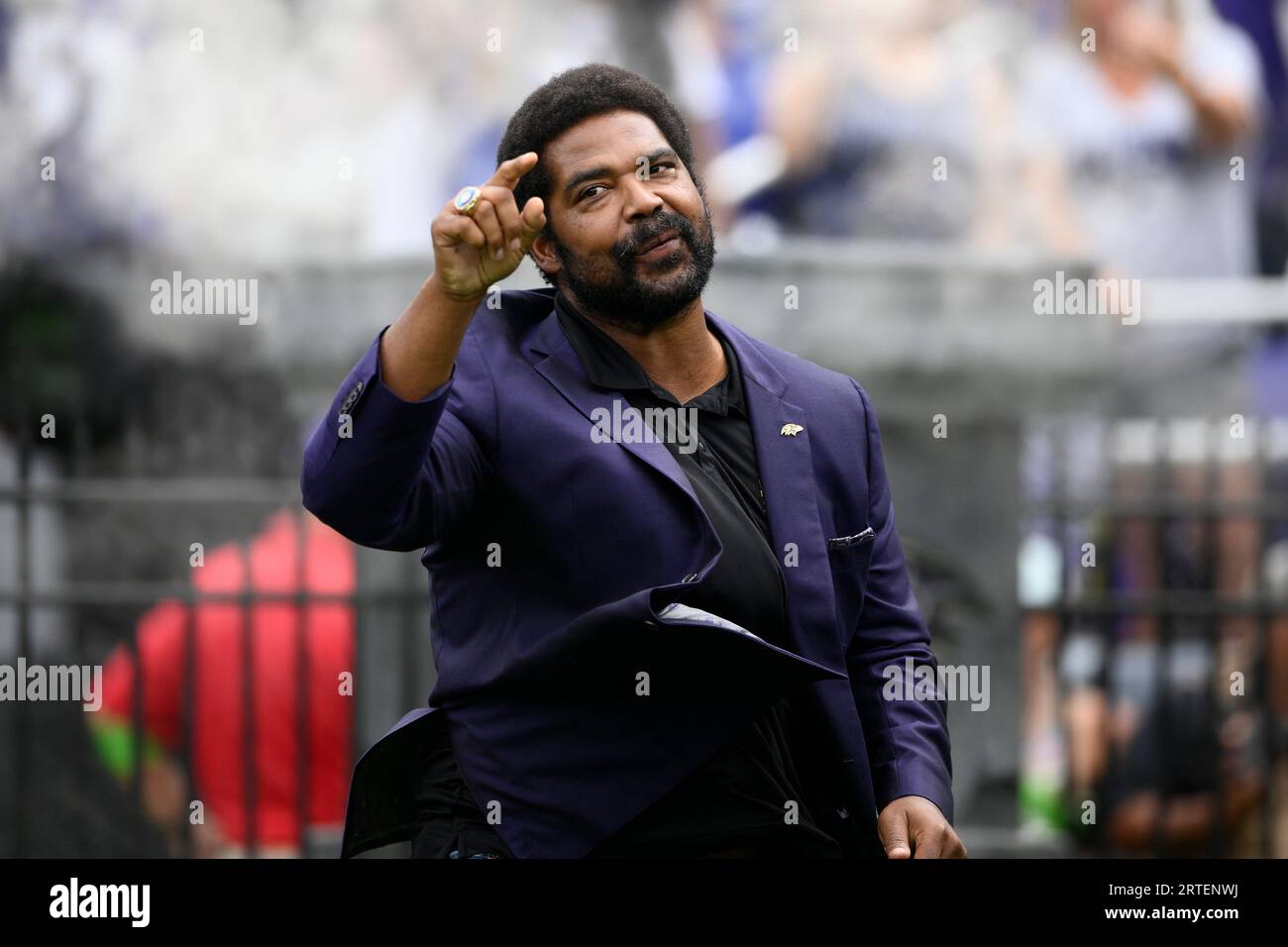 Former Baltimore Ravens player Jonathan Ogden take the field before an ...