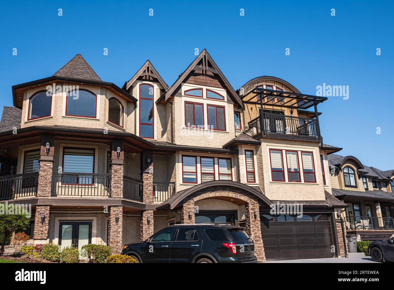 Elegant detached house with double garage. Big family house with double ...