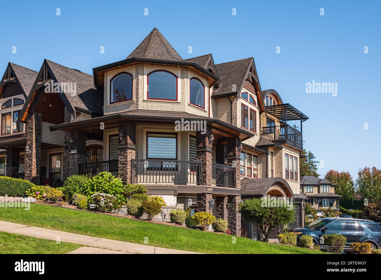 Big luxurious house hi-res stock photography and images - Alamy