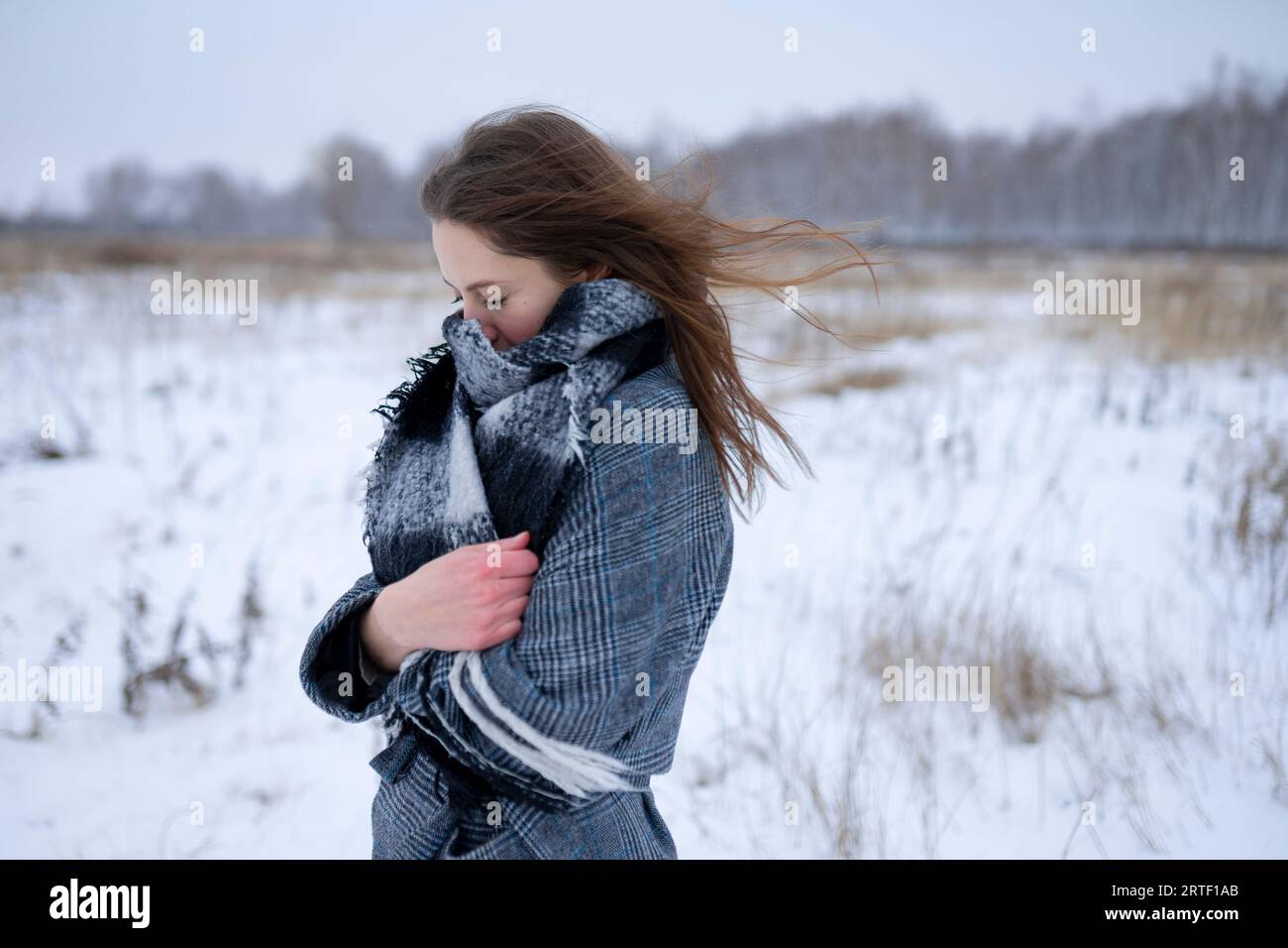 Freezing woman hi-res stock photography and images - Alamy