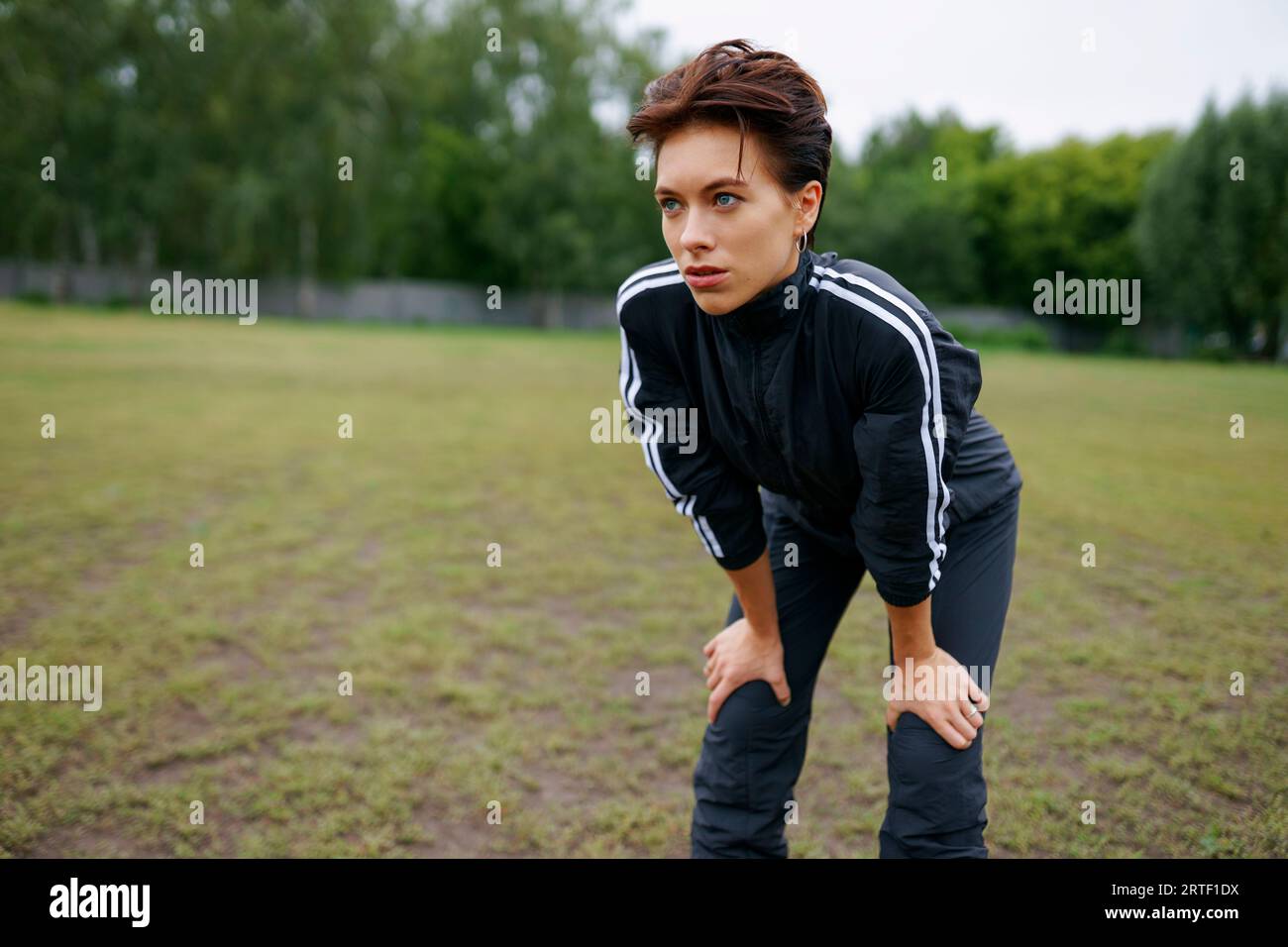 Hands on knees hi-res stock photography and images - Alamy