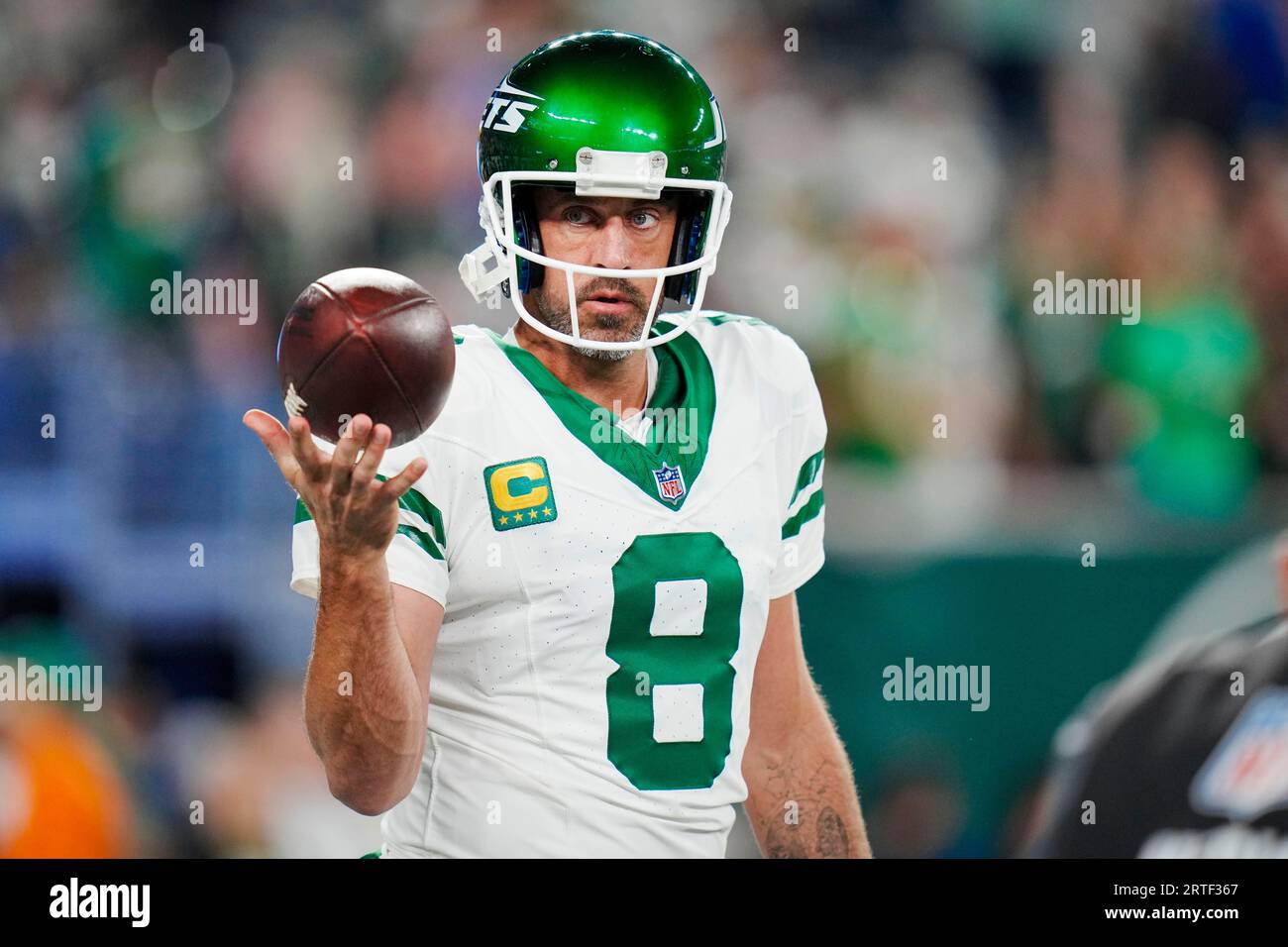 New York Jets quarterback Aaron Rodgers (8) warms up before an NFL ...
