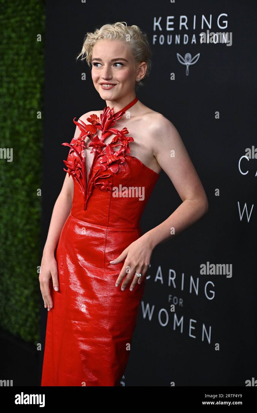 Julia garner red carpet hi-res stock photography and images - Alamy
