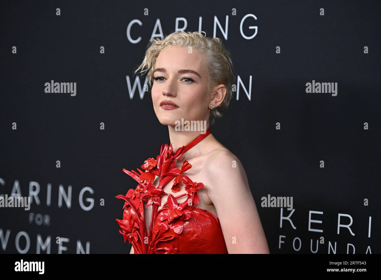 Julia garner red carpet hi-res stock photography and images - Alamy