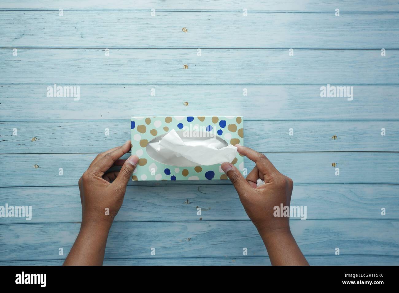hand pull out a piece of tissue from tissue paper box Stock Photo - Alamy