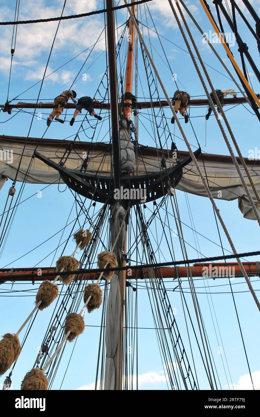 Ship mast silhouette hi-res stock photography and images - Alamy