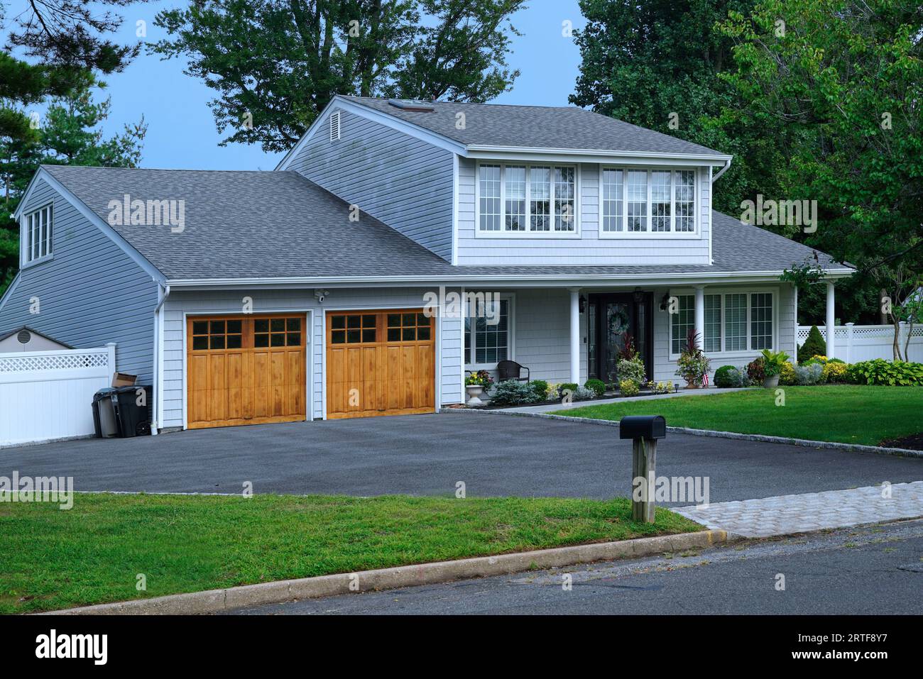Two story home garage hi-res stock photography and images - Alamy