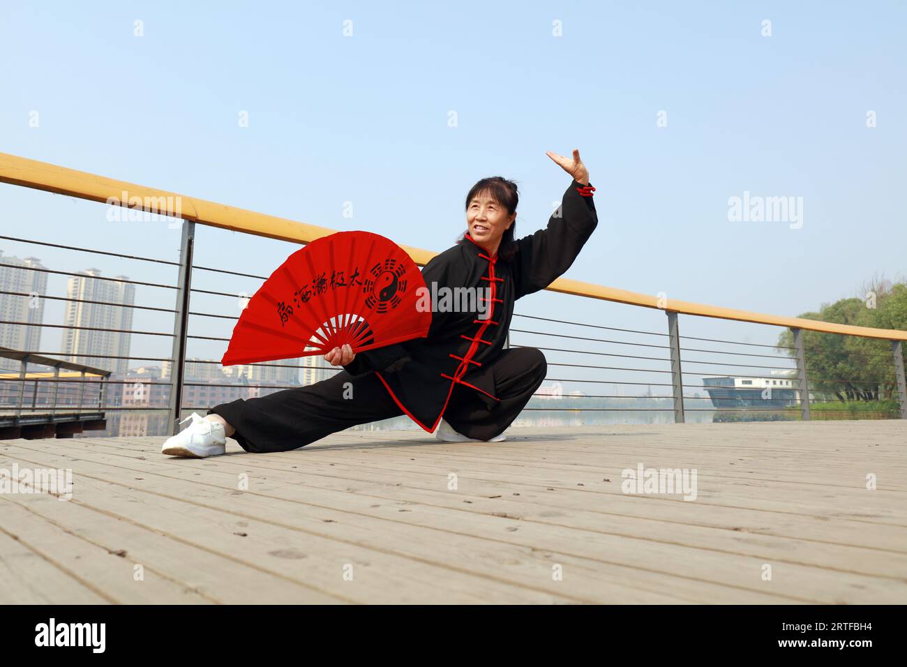 Tai chi fan hi-res stock photography and images - Alamy