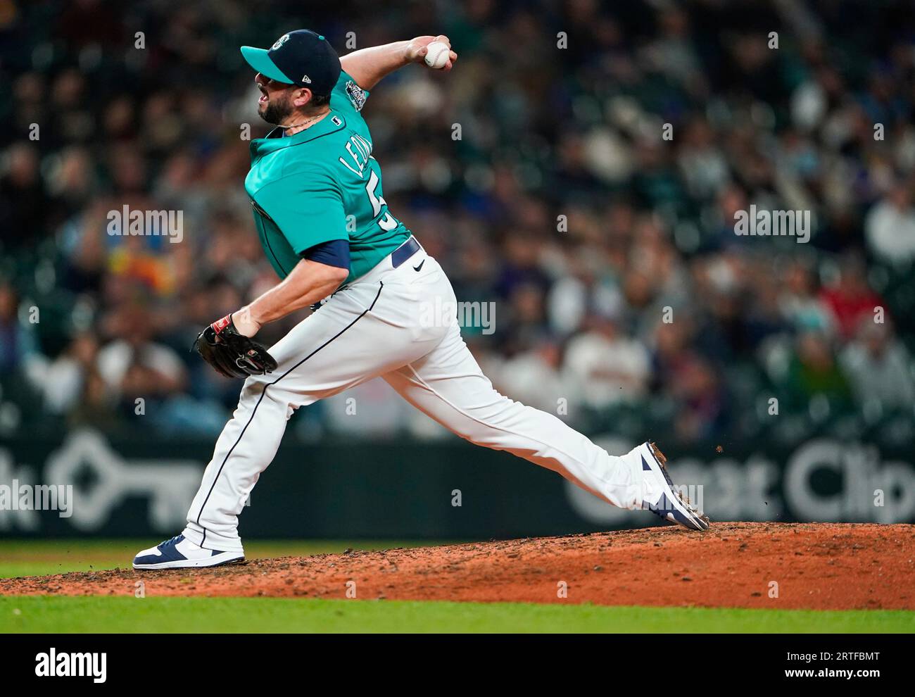 Seattle Mariners relief pitcher Dominic Leone throws to a Los Angeles ...