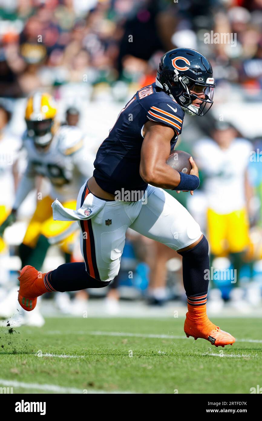 Chicago Bears quarterback Justin Fields (1) runs with the ball during ...