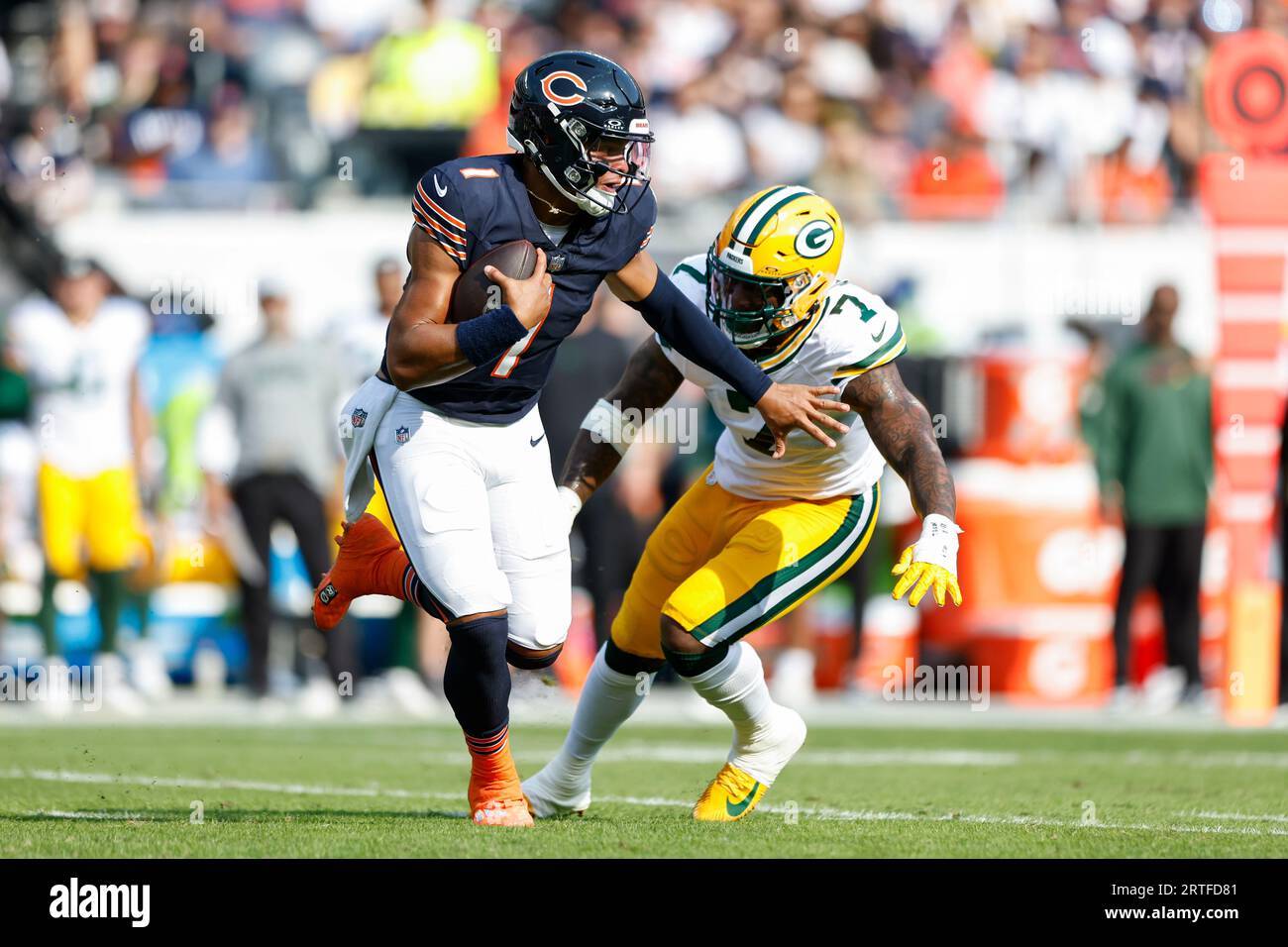 Chicago Bears quarterback Justin Fields (1) runs with the ball against ...
