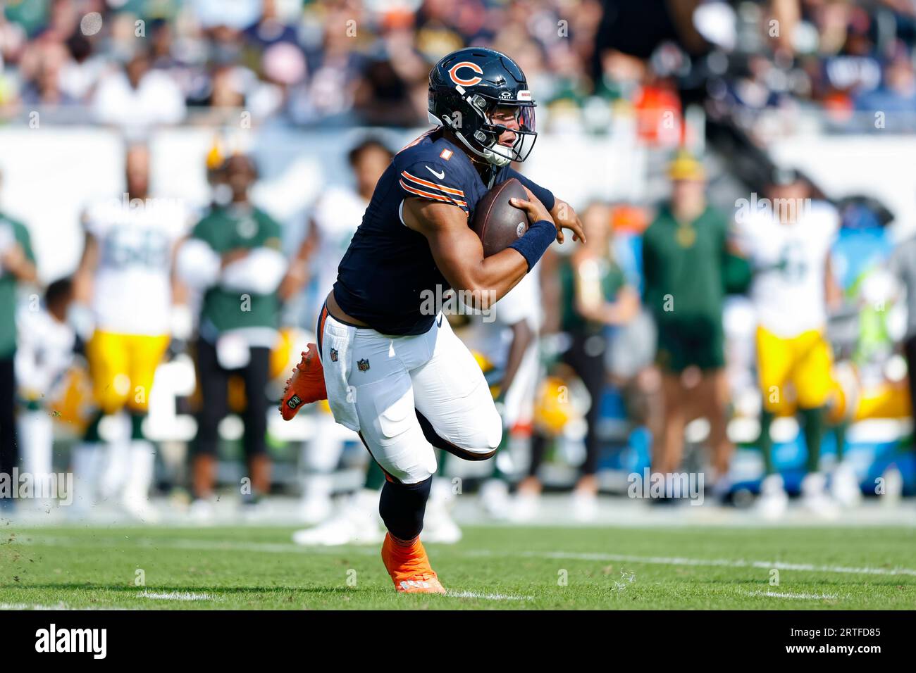 Chicago Bears quarterback Justin Fields (1) runs with the ball during ...