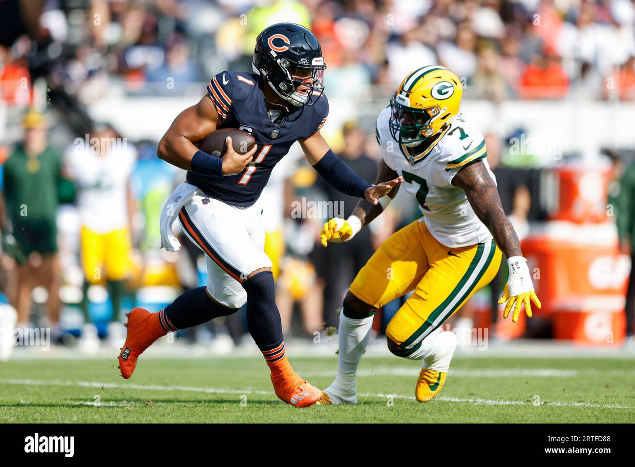 Chicago Bears quarterback Justin Fields (1) runs with the ball against ...