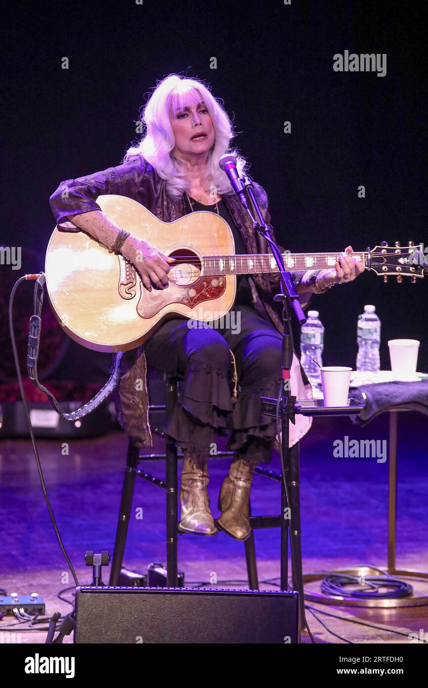 Singer Emmylou Harris performs at the Country Music Hall of Fame and ...
