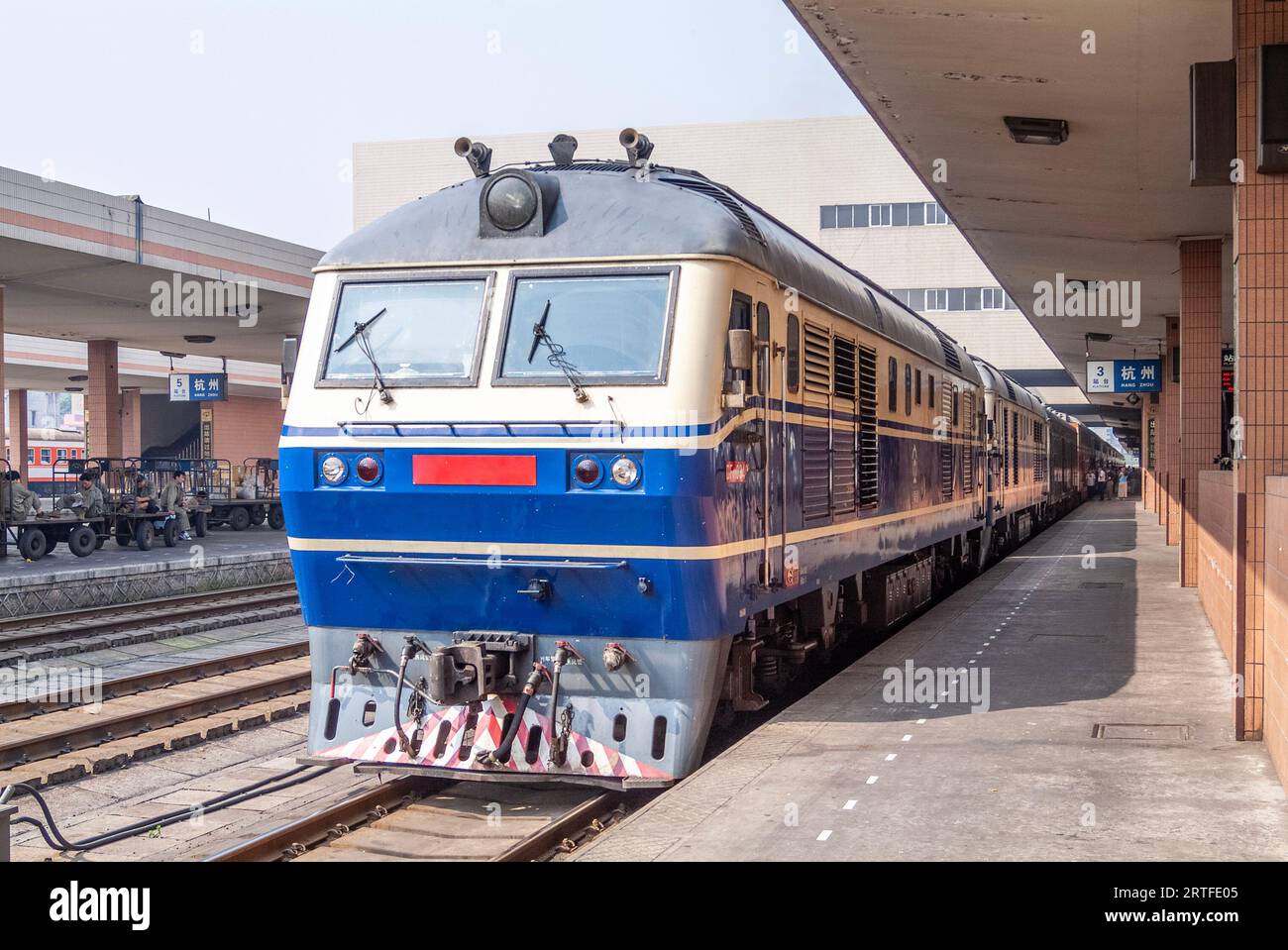 China Railways DF11 Diesel Locomotive Stock Photo - Alamy