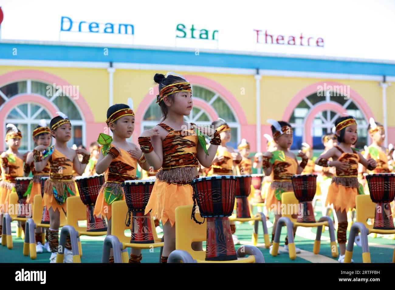 African children playing drum hi-res stock photography and images - Alamy
