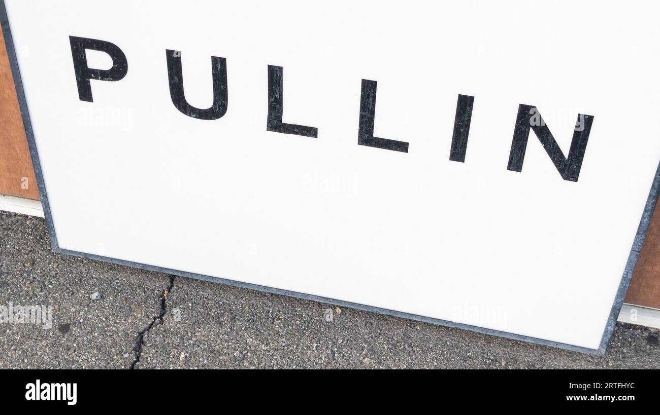Bordeaux , France - 09 04 2023 : pullin sign text and logo brand on ...