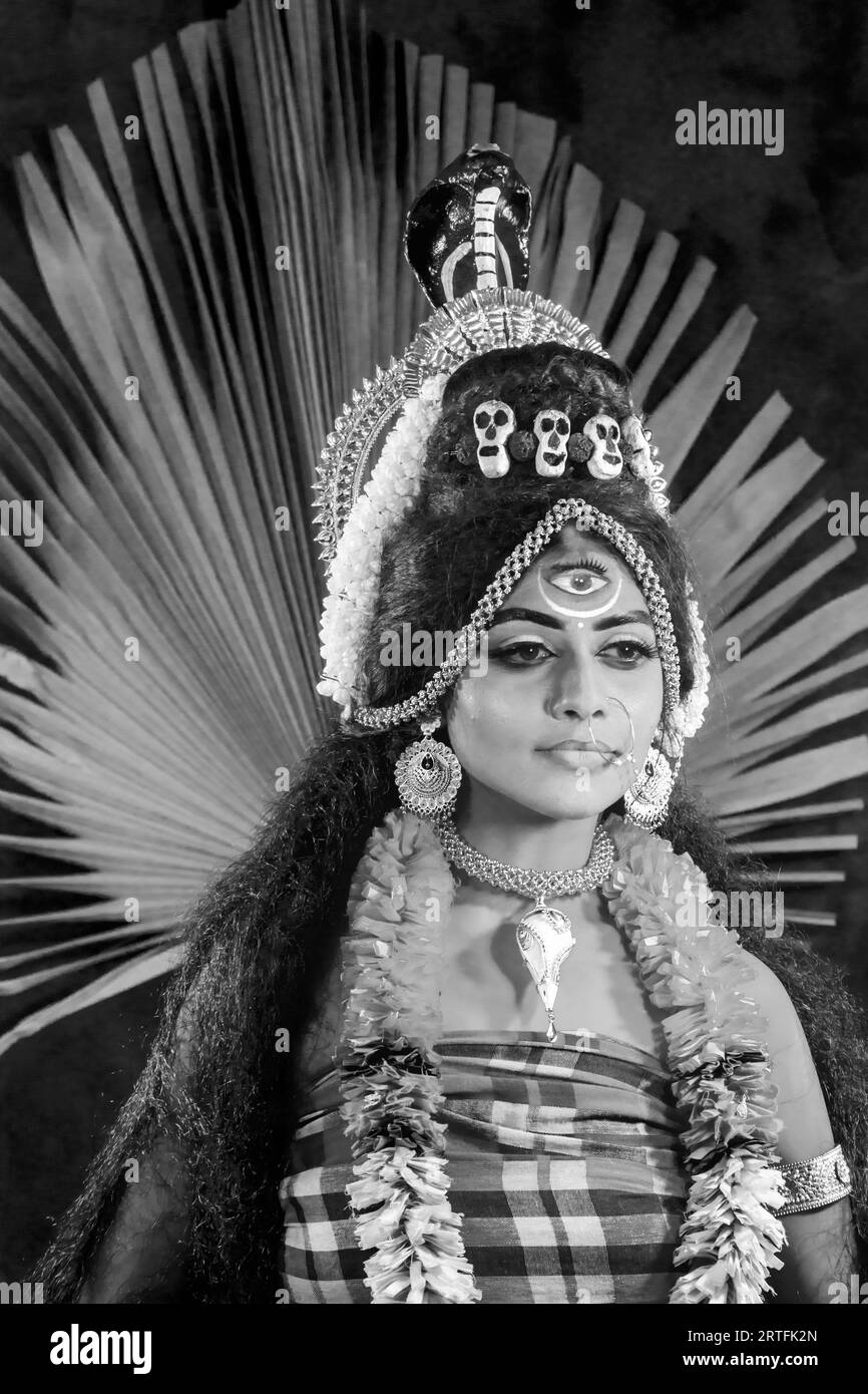 Portrait of beautiful Indian girl of Durga Idol Agomoni Concept Indoor ...
