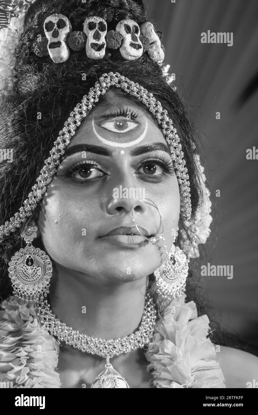 Portrait of beautiful Indian girl of Durga Idol Agomoni Concept Indoor ...