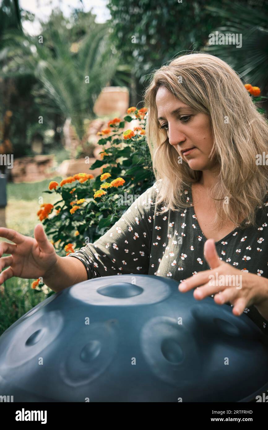 Handpan hang hi-res stock photography and images - Alamy